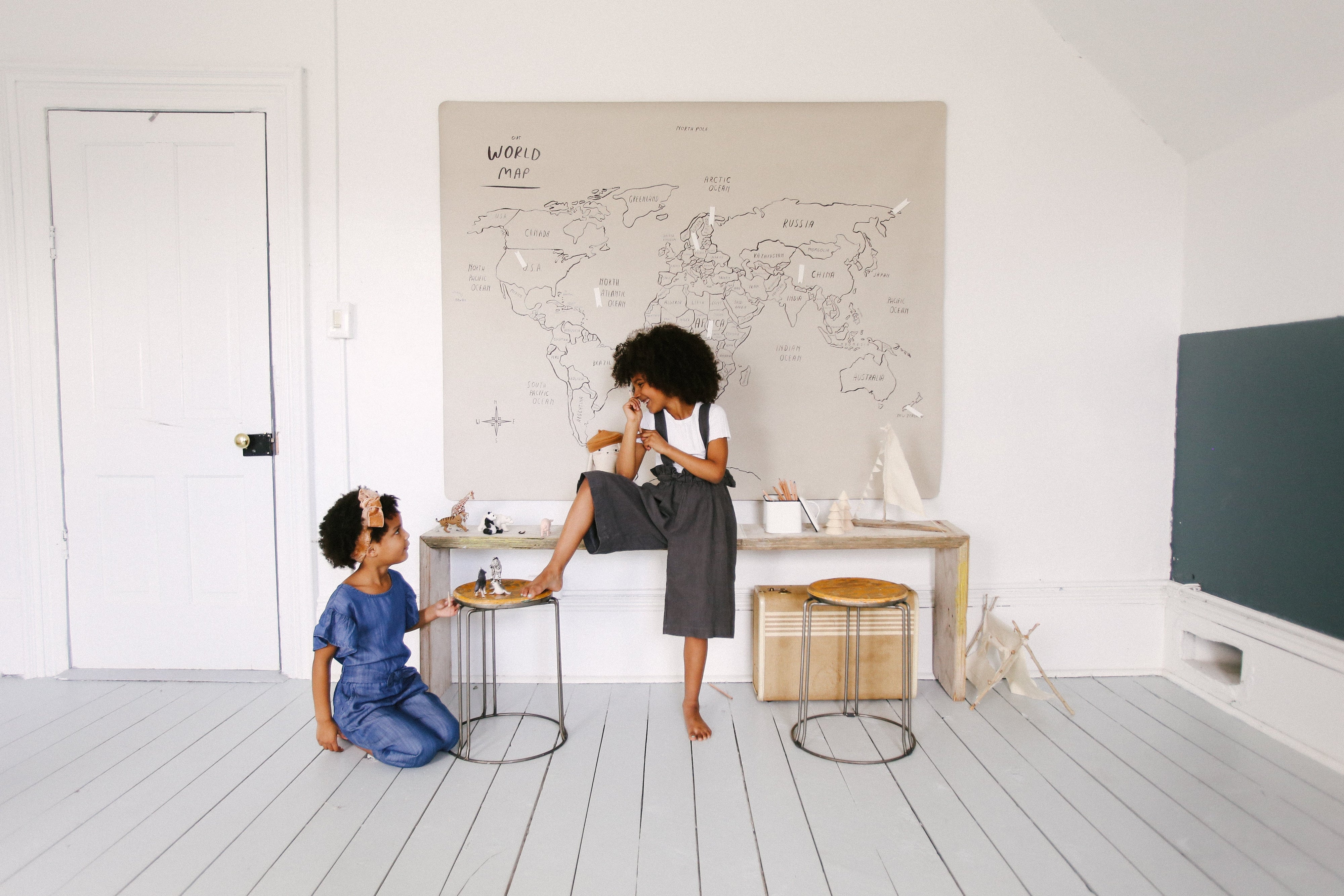 How to Hang Your World Map – Gathre